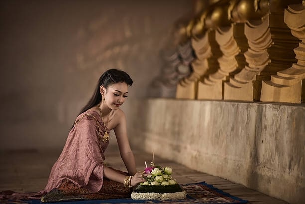 Loy Krathong vs Songkran: Contrasting Thai Festivals [2026]