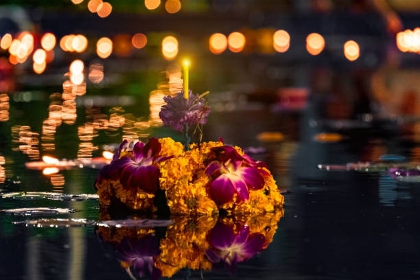 Loy Krathong vs Songkran: Contrasting Thai Festivals [2026]